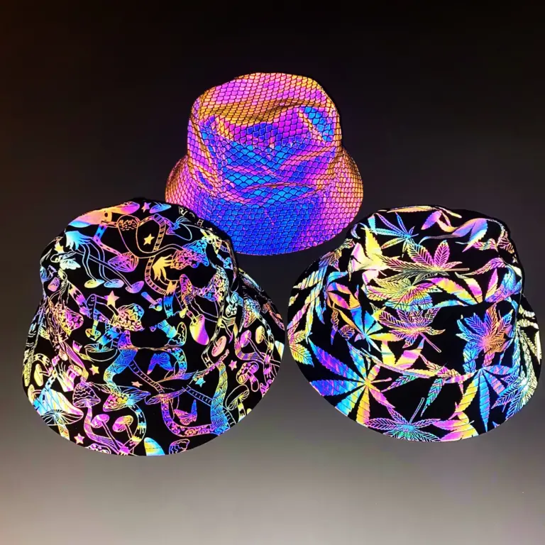 Holographic Lattice Bucket Hats